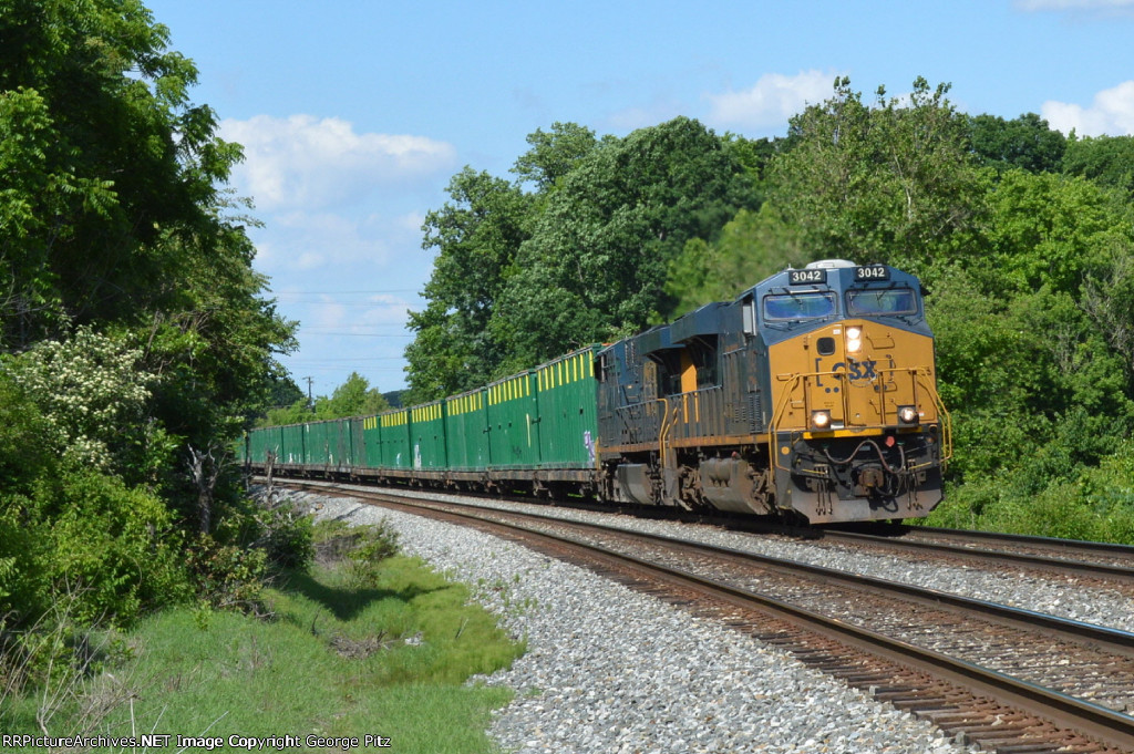 CSX 3042 at train Q703